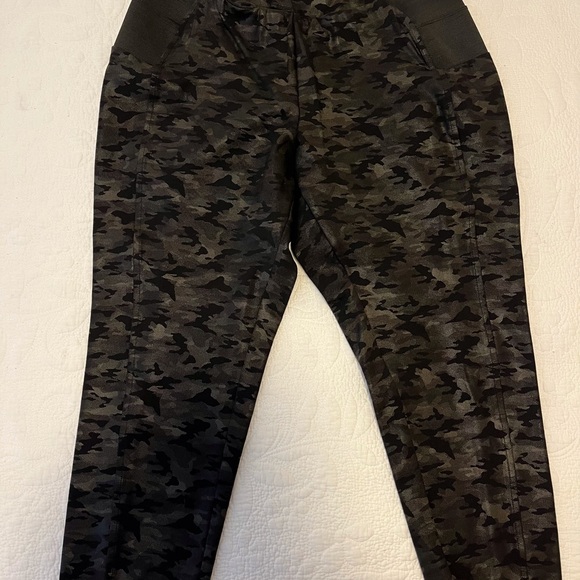 Baccini | Pants & Jumpsuits | Baccini Cropped Camo Leggings Size L ...